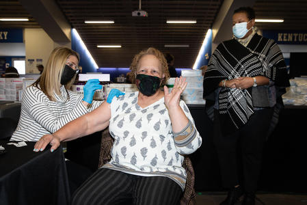 UK Vaccine Clinic Administers 100,000th Dose | UKNow